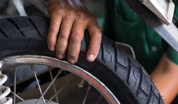 9 Arti Mimpi tentang Ban Motor Bocor dalam Berbagai Interpretasi 9 Arti Mimpi tentang Ban Motor Bocor dalam Berbagai Interpretasi